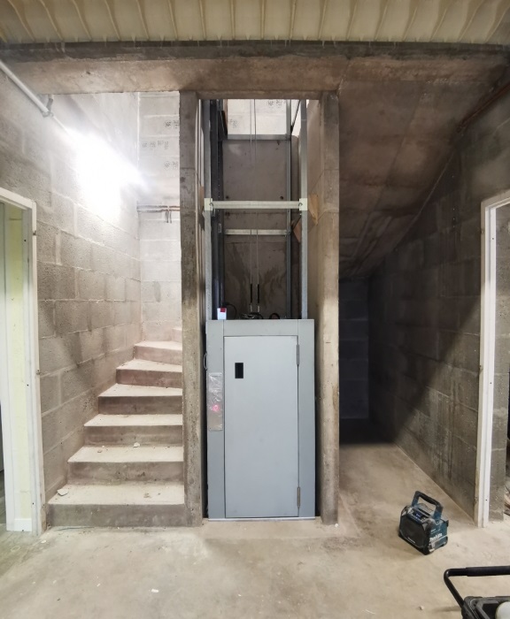 Installation d'un monte-charge 300 Kg | Actualités | BKG France